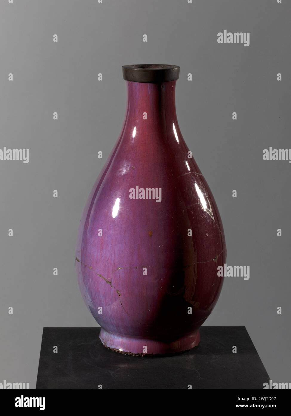Vase. Porcelain with purplish purple glaze. Epoque Qing (1644-1912 ...