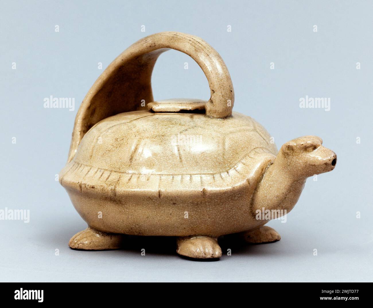 Turtle -shaped teapot. Sandstone. Paris, Cernuschi museum. 55867-1 Gres ...