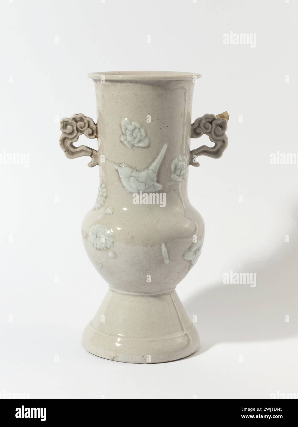 Vase. Porcelain, Qing dynasty (1644-1912). Provenance: China. Paris ...