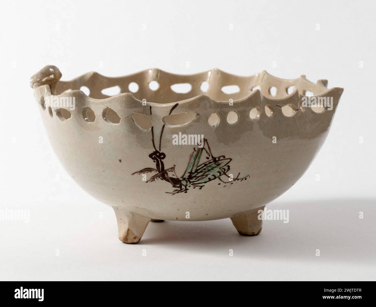 Cakes bowl (Kashiki). Sandstone, polychrome patterns on the cover. 1825 ...