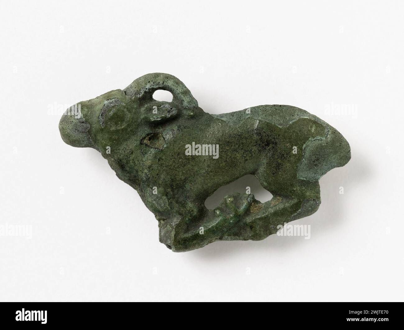 Plate. Small ibex. Ordos. Han dynasty. Paris, Cernuschi museum. 35388-1 ...