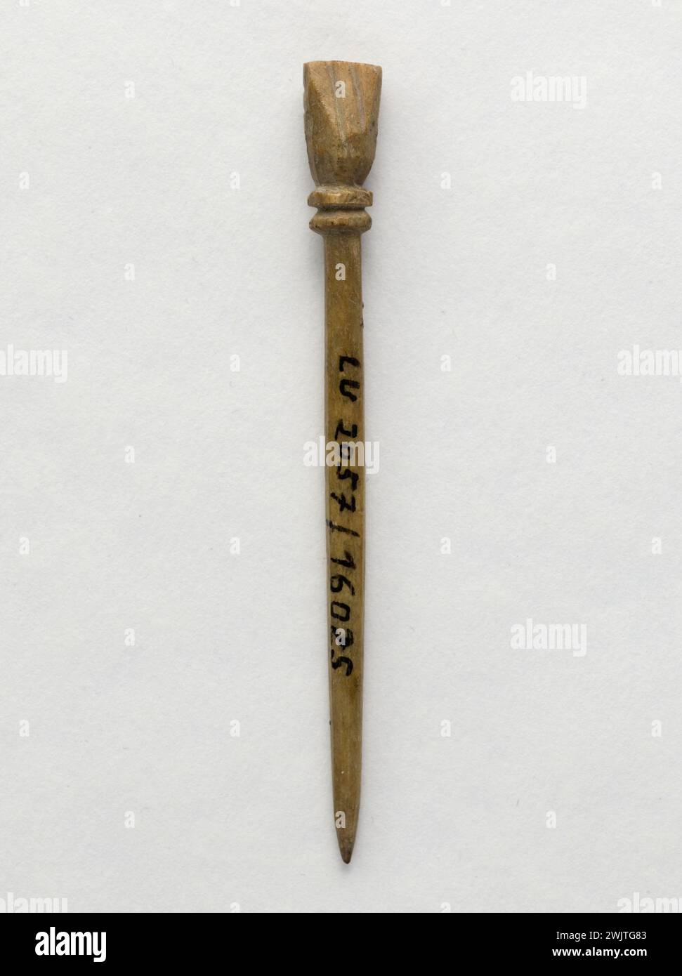 Hair pin. Gallo-Roman. Bone. Paris, Carnavalet museum. Schematic ...