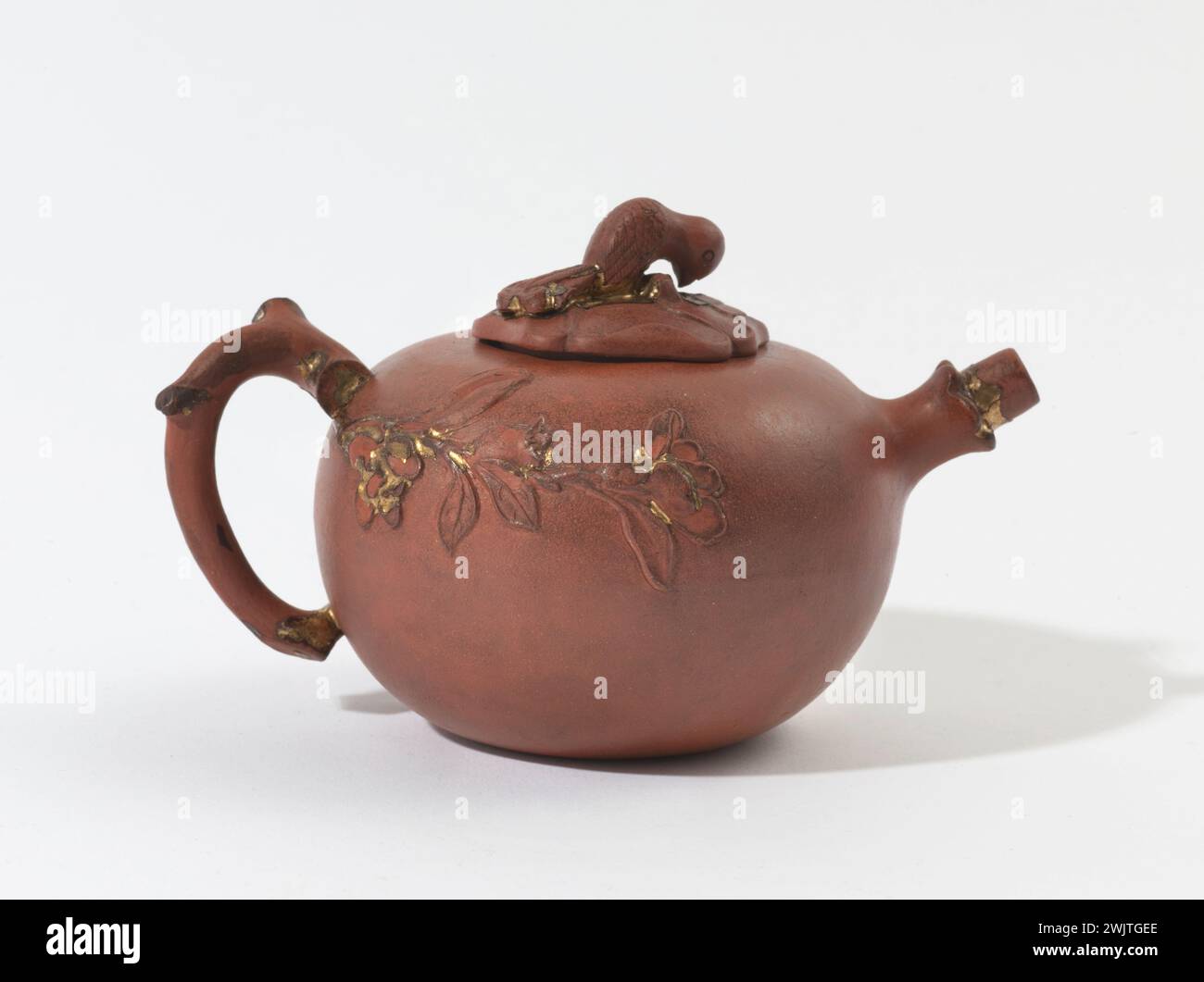 Tea-pot. Sandstone enhanced with gilding, Qing dynasty (1644-1912 ...