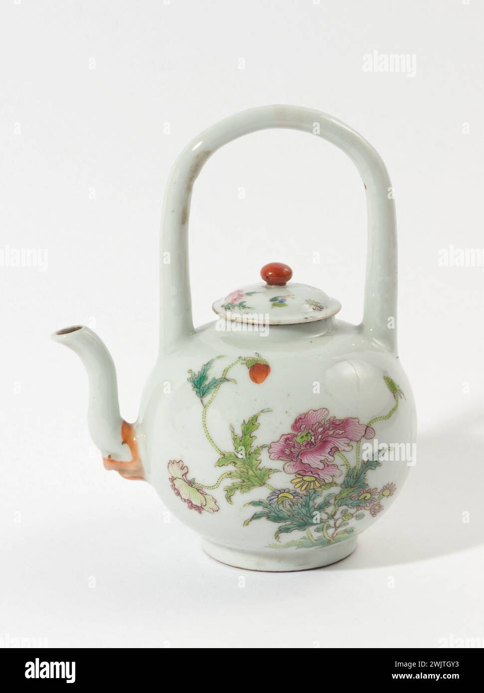 Tea-pot. Porcelain "Pink family", Qing dynasty (1644-1912). Provenance ...