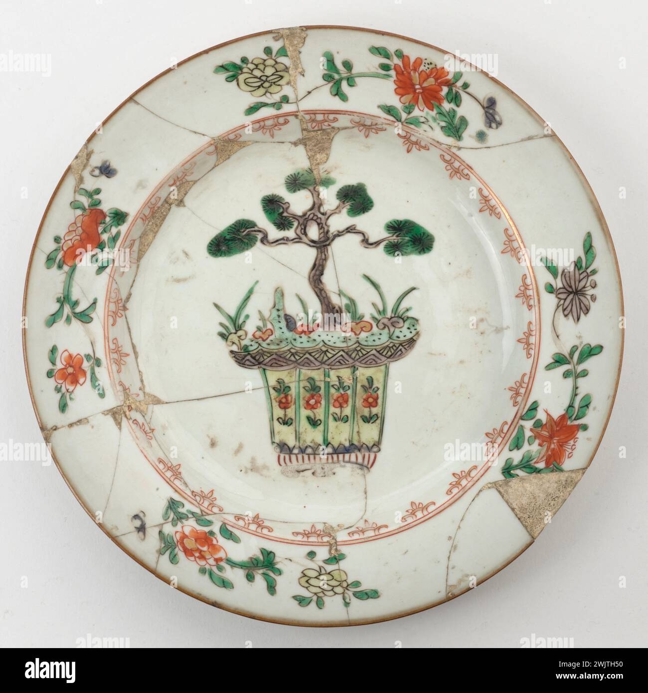 Plate. Porcelain, Qing dynasty (1644-1911). Provenance: China. Paris ...