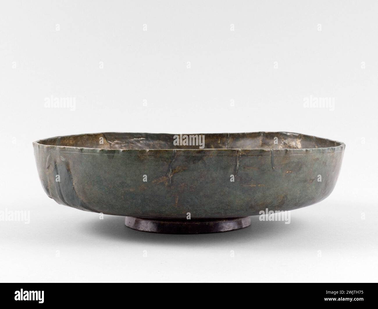 Domestic object, dishes, circular dish, in copper alloy. Gallo-Roman ...
