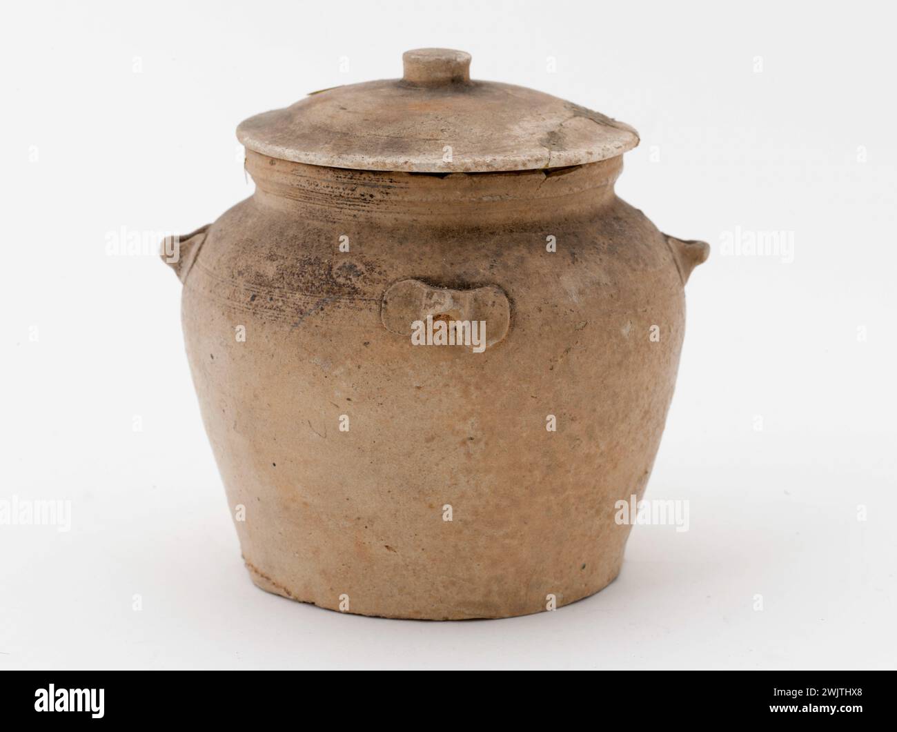 4 -handed ovode pot and central button cover ". White terracotta ...