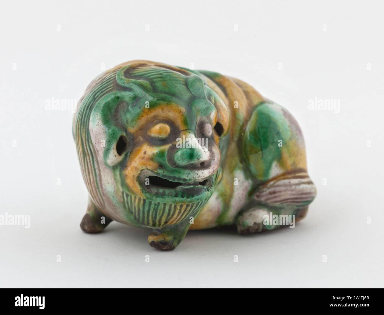 Lion. "Three -colored" glaze porcelain. Paris, Cernuschi museum. 78842 ...