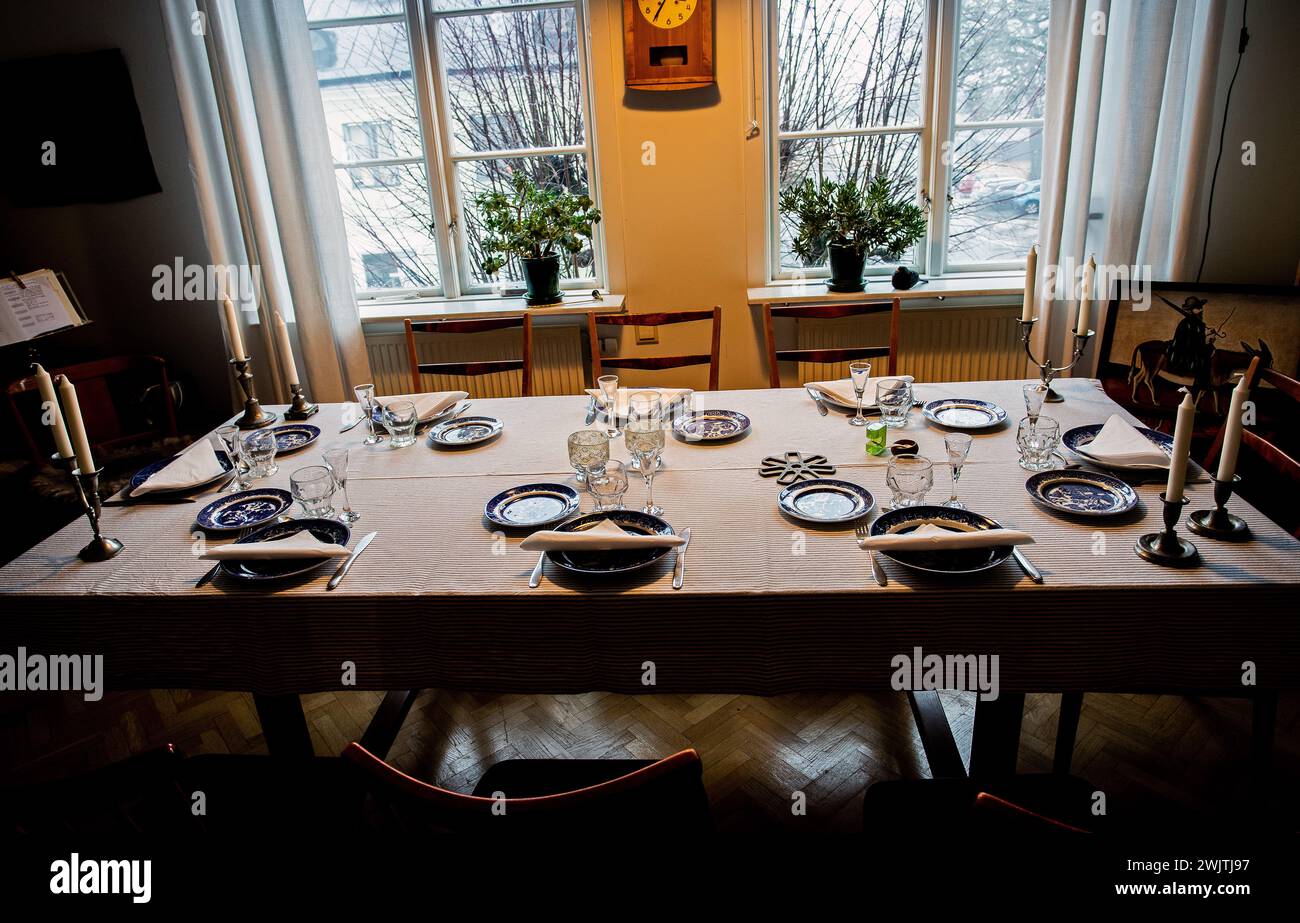 Empty family dinner table hi-res stock photography and images - Alamy