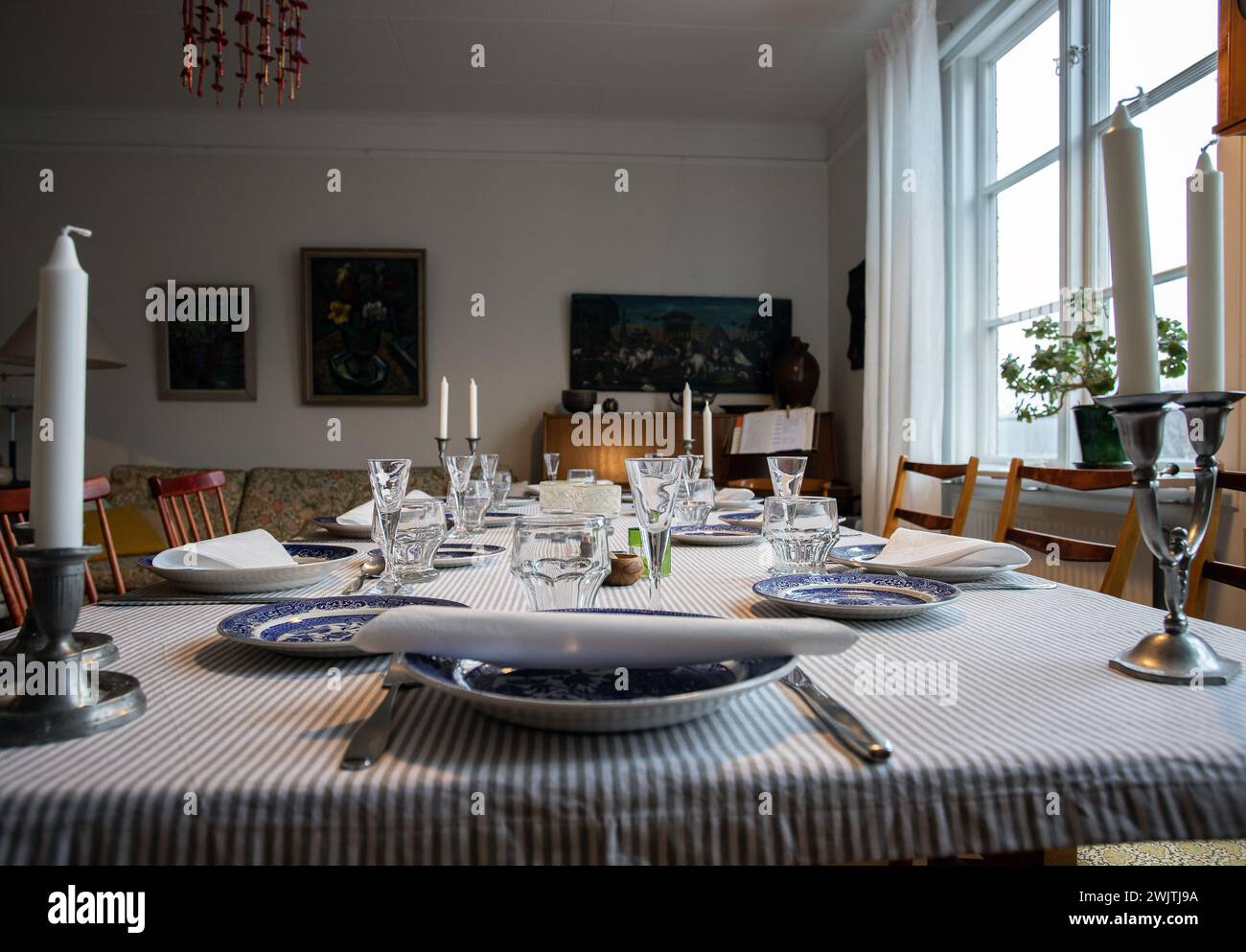 Waiting room people plates hi-res stock photography and images - Alamy