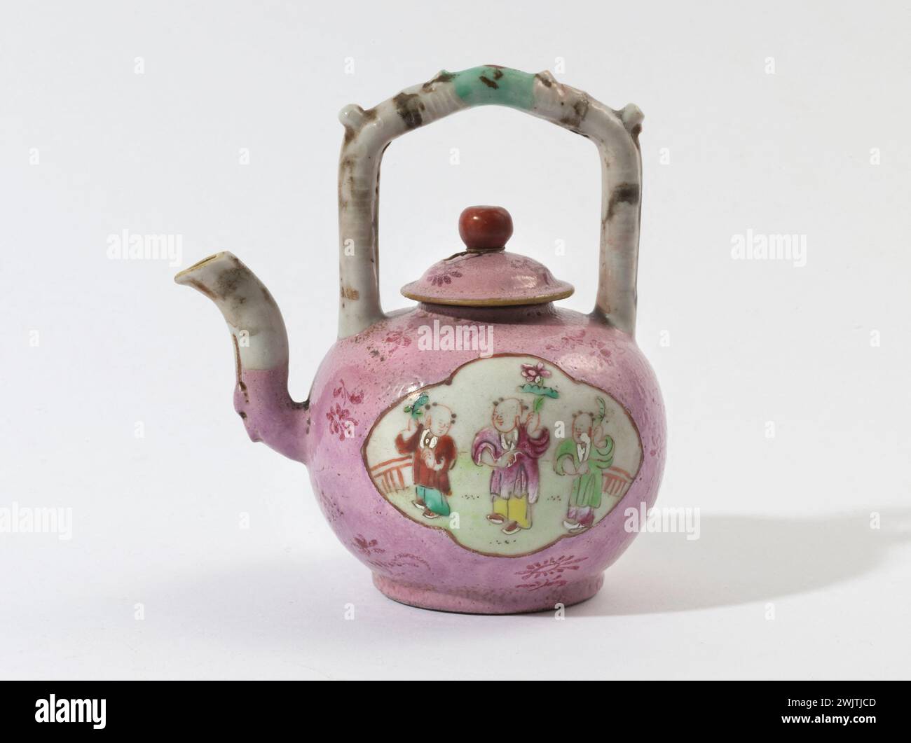 Tea-pot. Porcelain "Pink family", Qing dynasty (1644-1912). Provenance ...