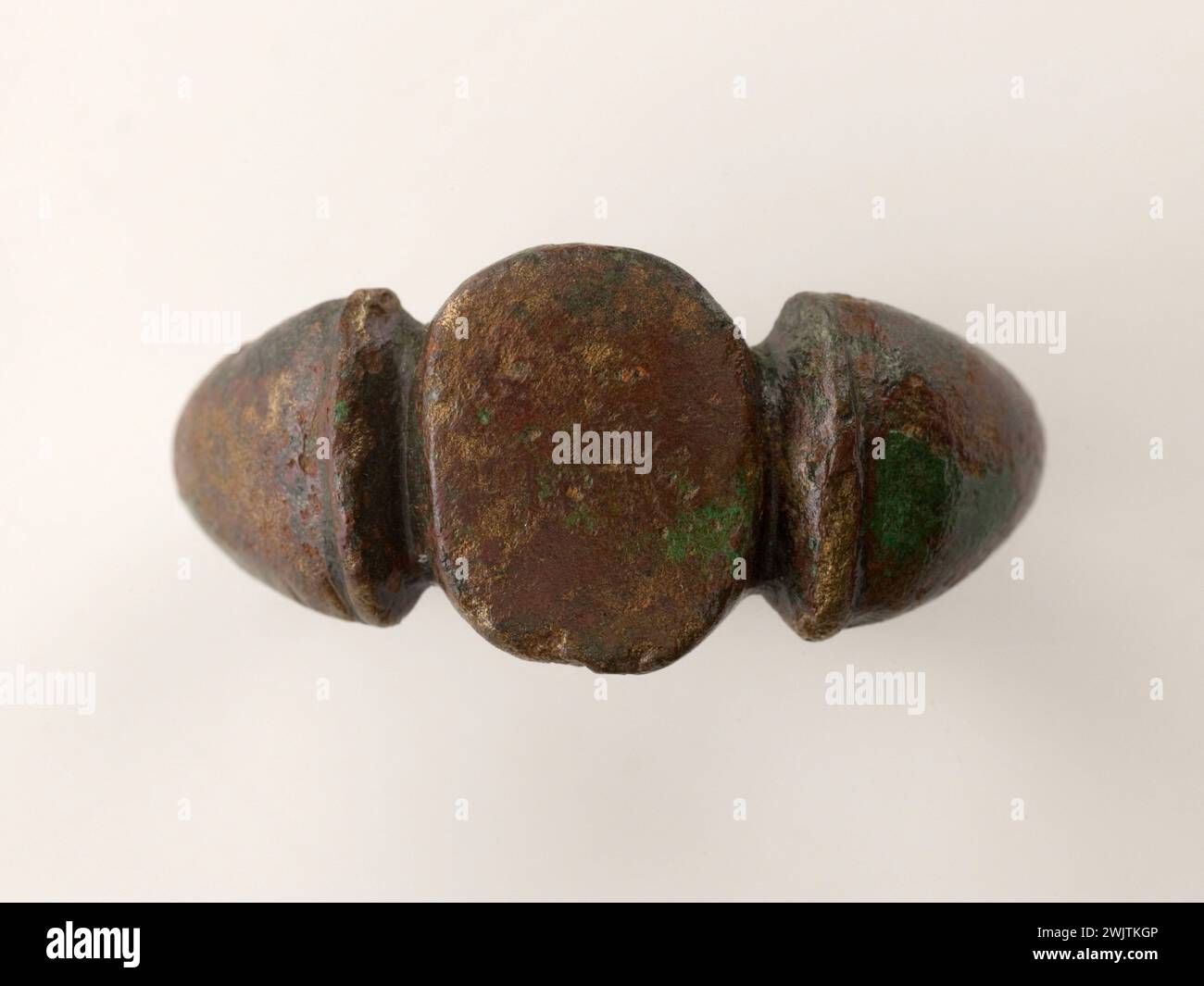 Kitten ring. Copper alloy. Gallo-Roman. Paris, Carnavalet museum. 51465 ...