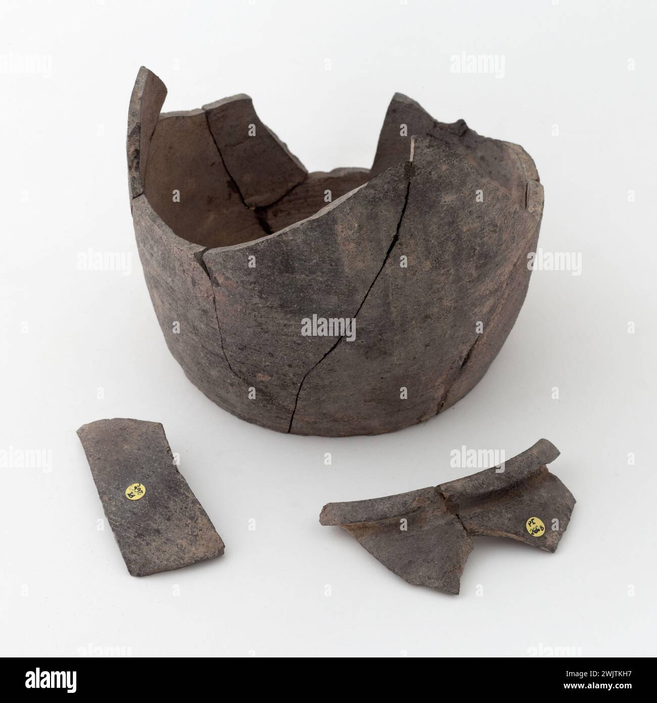 Jar in fragments ". Sandstone. Vietnam-Xe-Xive s. Paris, Cernuschi ...