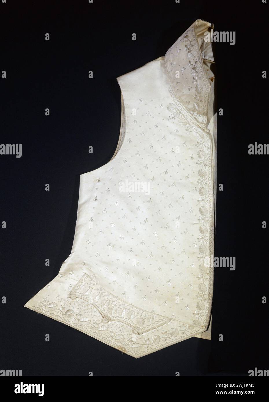 Vest. White silk thread, white silk thread embroidery, 3 buttons even ...