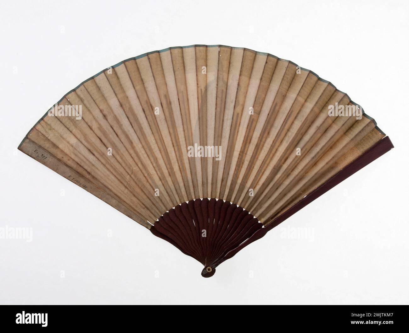 EVENTAIL. Paper, colored engraving, fruit wood. Paris, Carnavalet ...