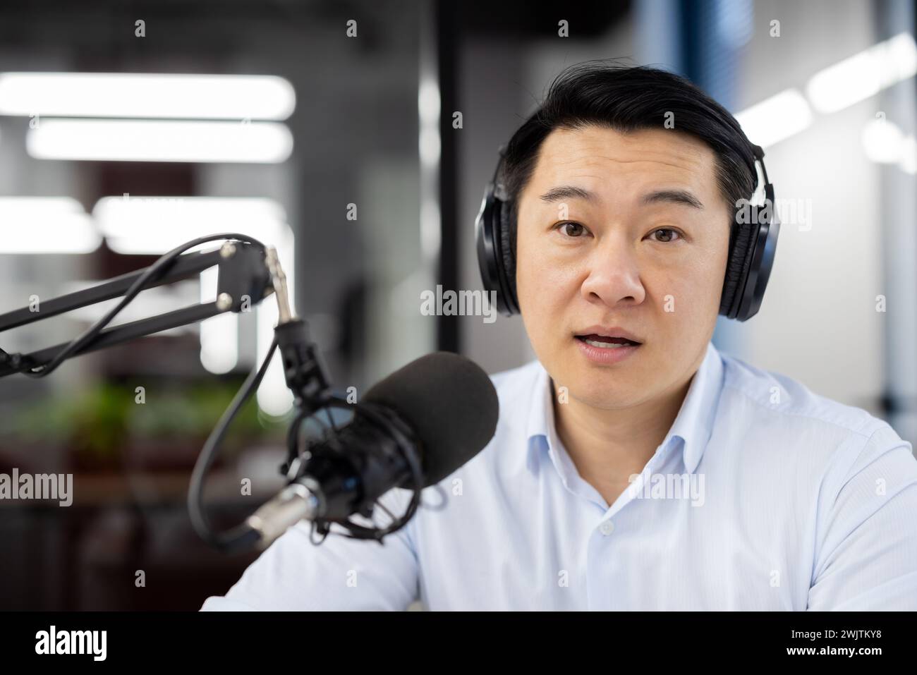 Asian reporter microphone hi-res stock photography and images - Alamy