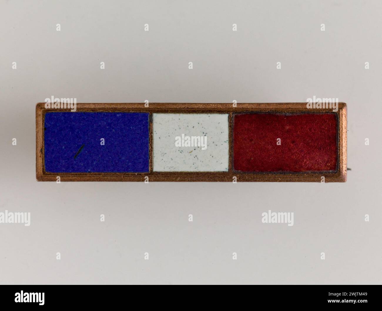 War 1939-1945. Tricolor flag brooch. Enamelled metal. 1944-1945 ...