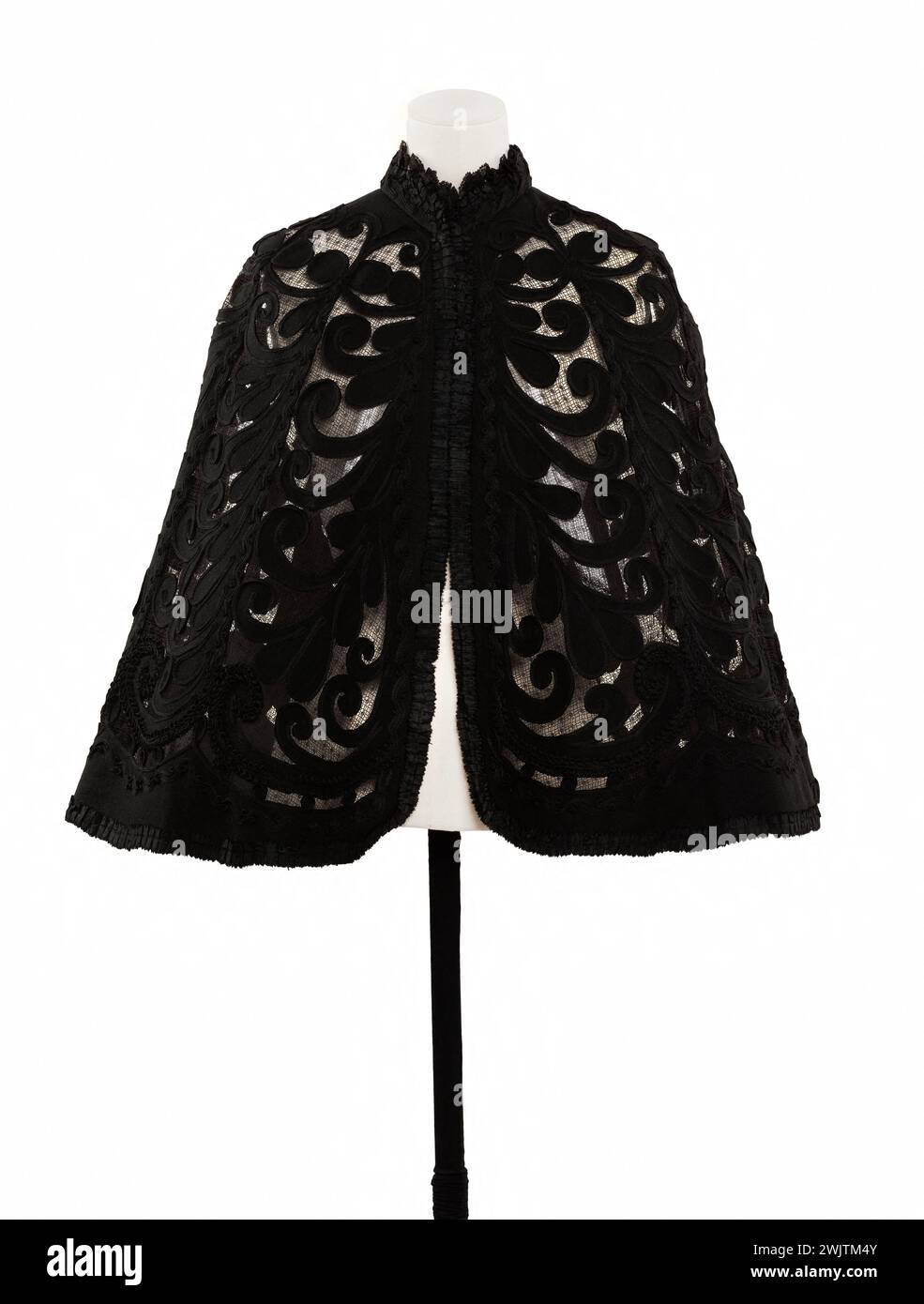 Balenciaga collection. Black applications collar on tulle, late 19th century. Galliera, fashion ...