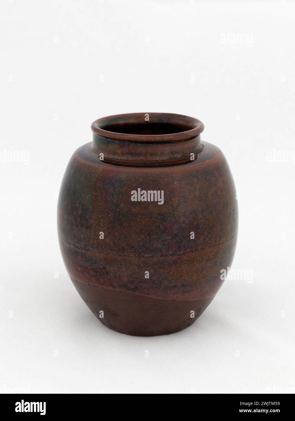 Powder pot of type so -called "shoulder" (katatsuki). Ceramic. Seto ...