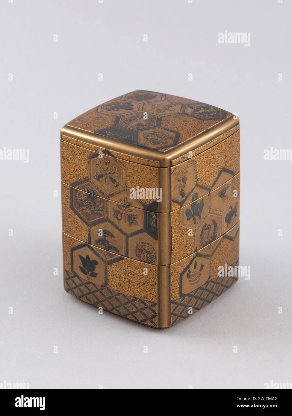 Anonymous. Perfume box with 3 superimposed compartments in gold lacquer ...