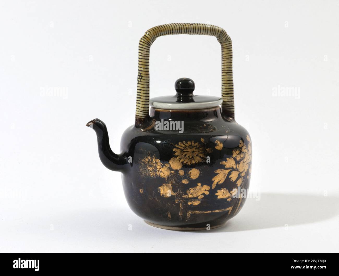 Tea-pot. "Black family" porcelain, Qing dynasty (1644-1912). Provenance ...