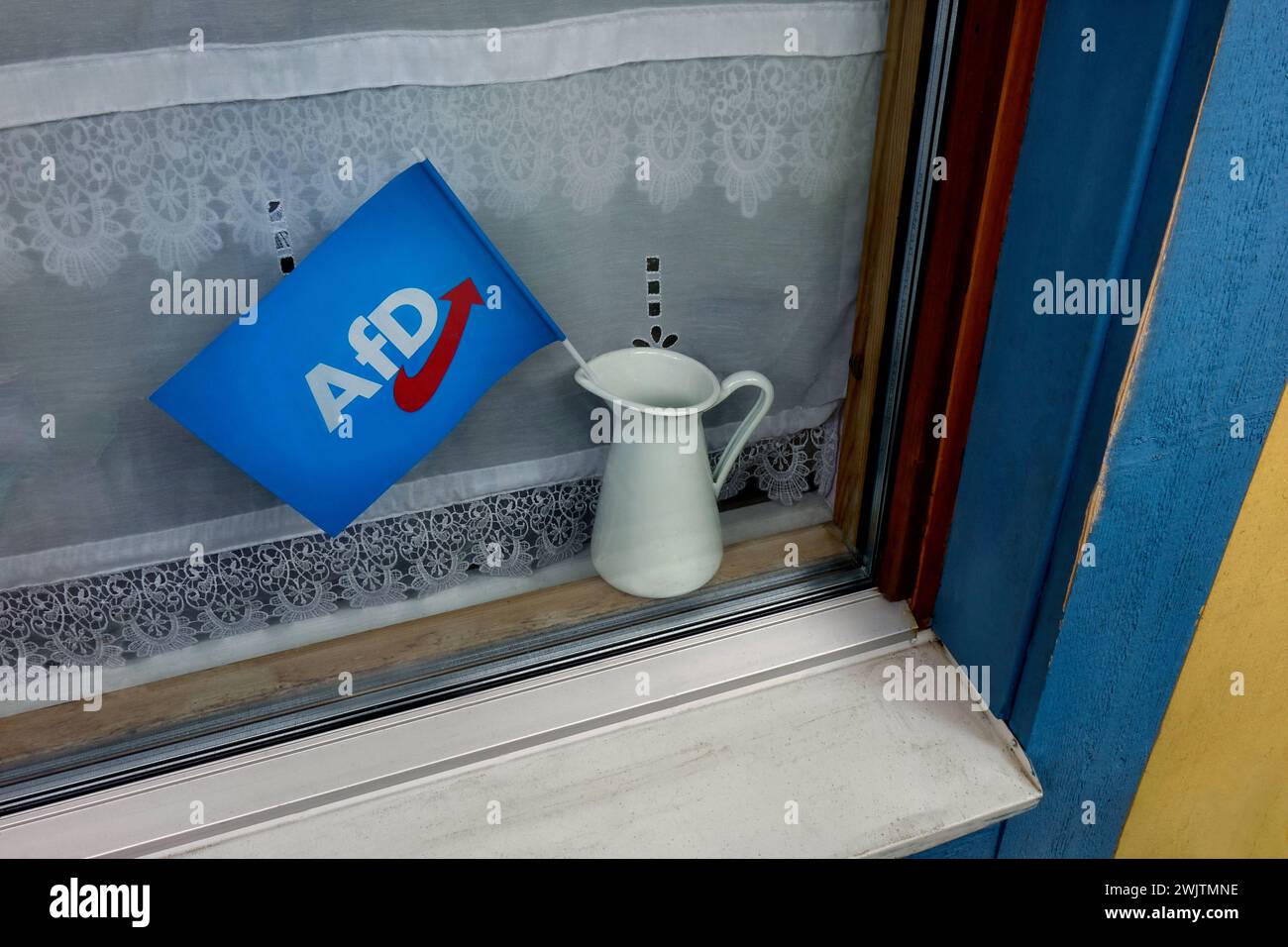 AfD-Fahne in einem Fenster AfD-Fahne in einem Fenster, 16.02.2024 ...