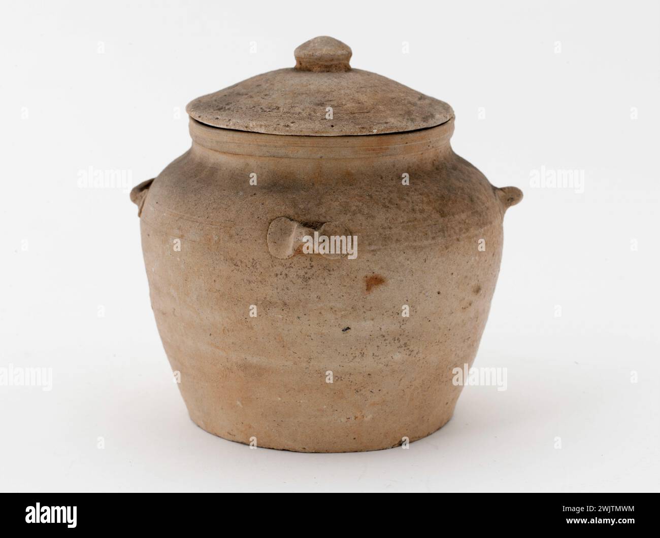 4 -handed ovode pot and central button cover ". White terracotta ...