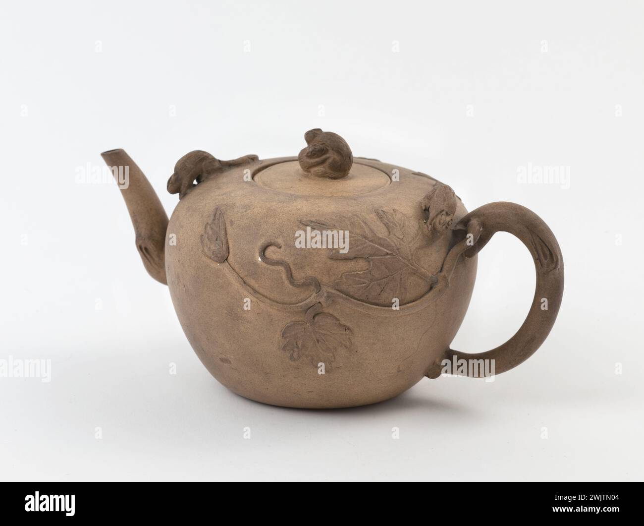 Tea-pot. Sandstone, Qing dynasty (1644-1912). Provenance: China. Paris ...