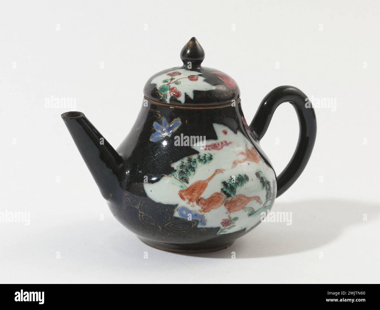 Theière .. "Black Family" porcelain, Qing dynasty (1644-1912 ...