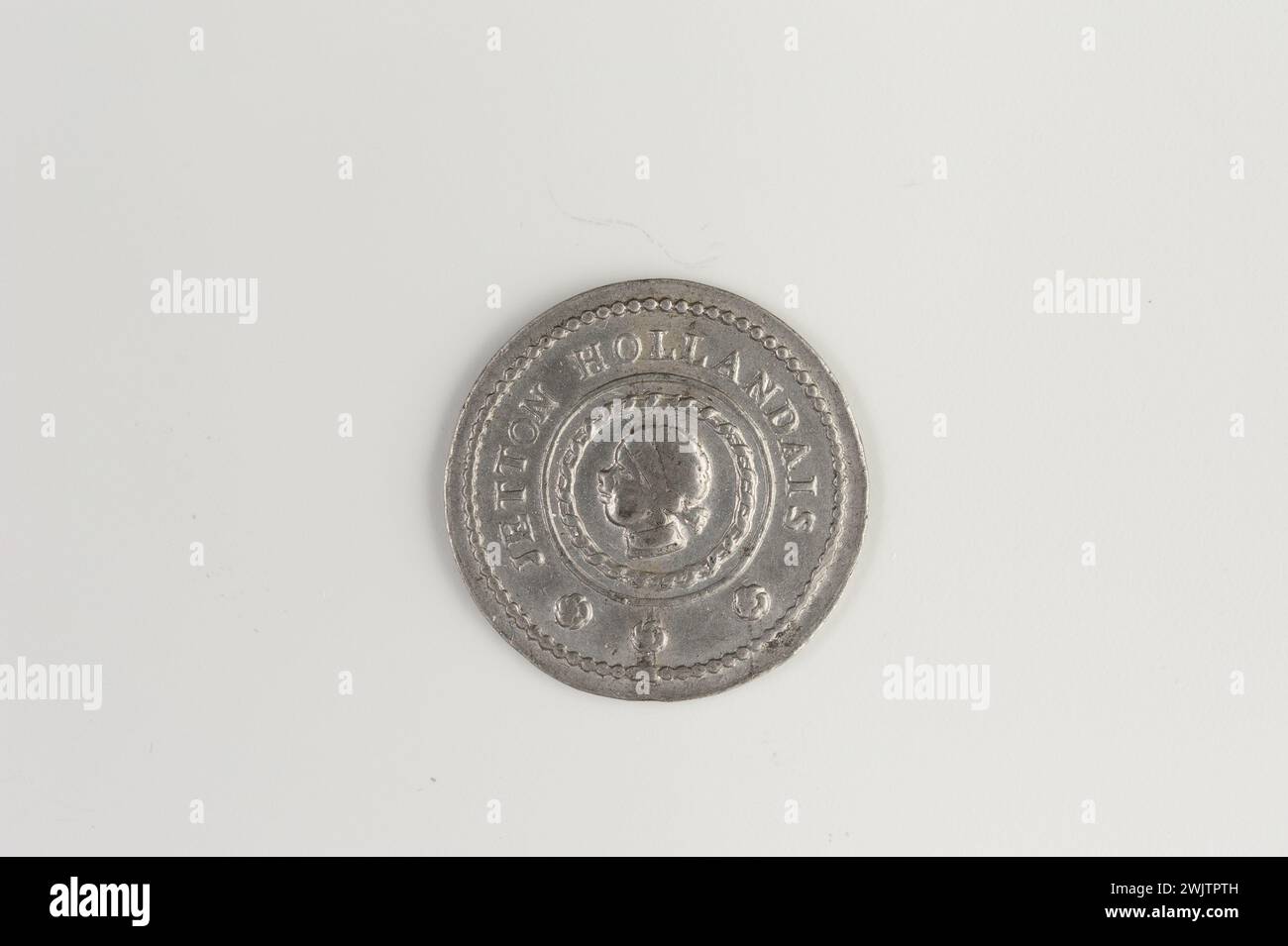 Carnavalet museum, medal collection Right in a medallion, head to the ...