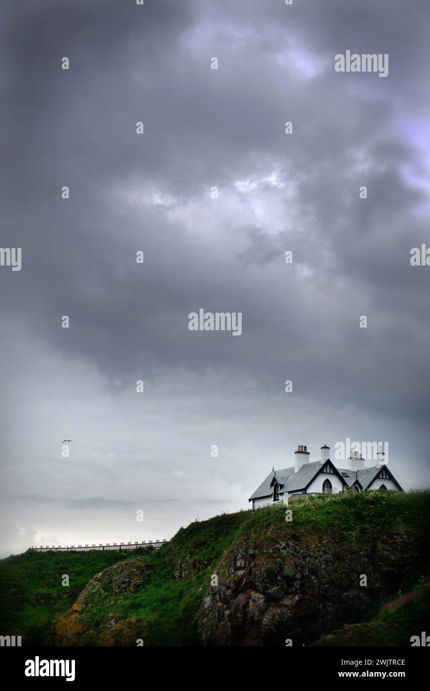 Group building on cliff hi-res stock photography and images - Alamy