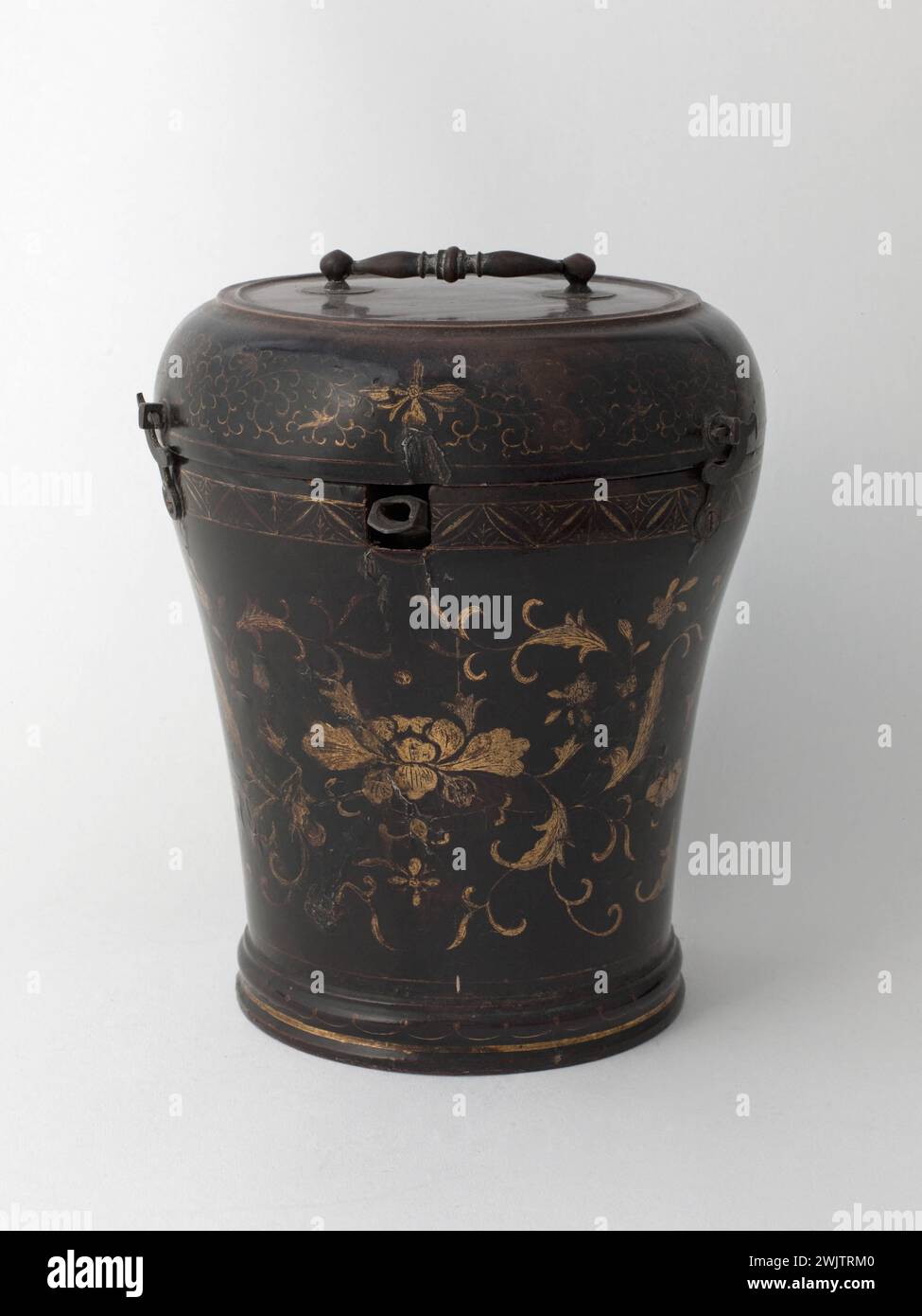 Anonymous. Round box with lid. Wood, Far East black lacquer, bronze ...