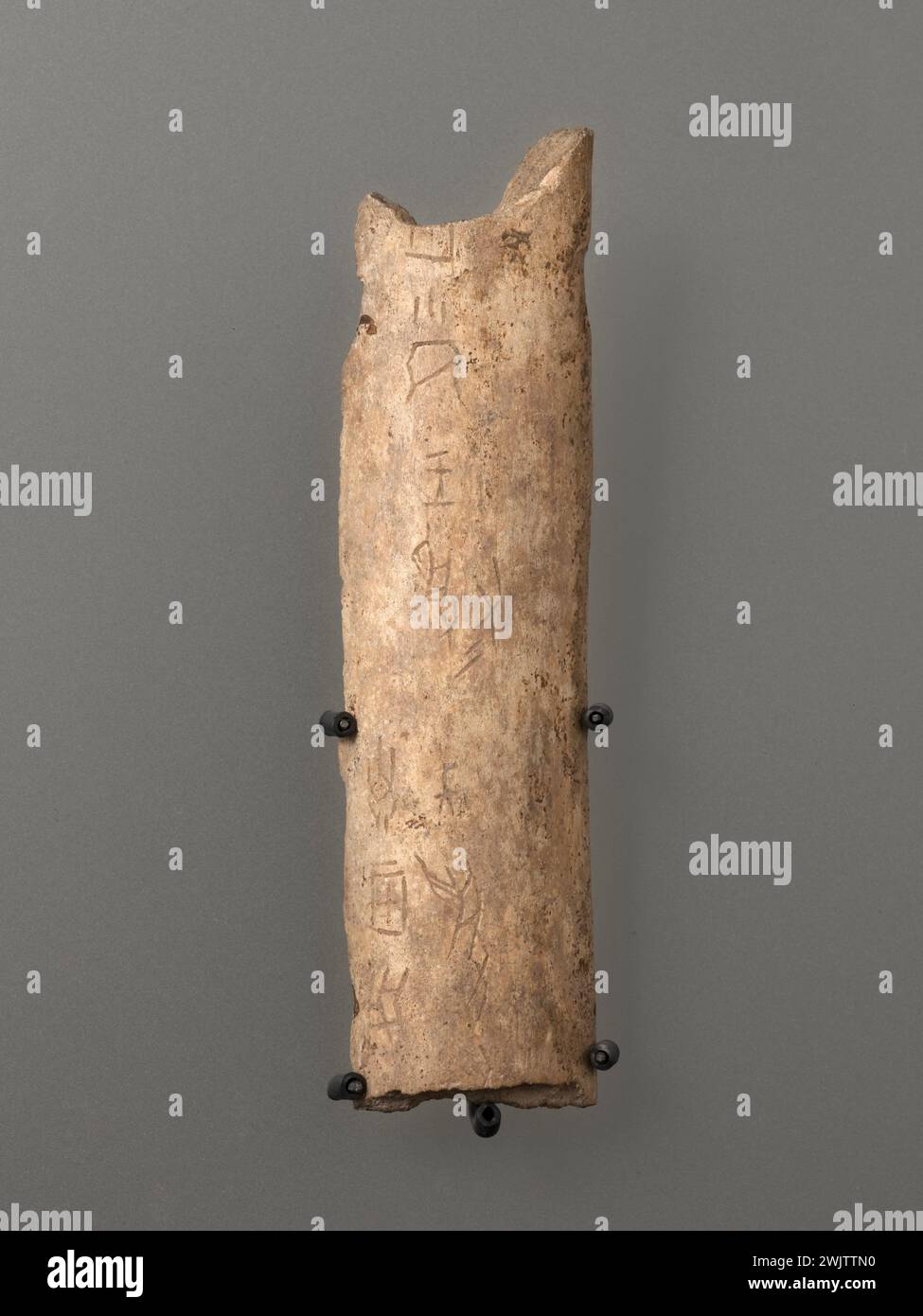 Fragment of bone ". Os. China, Shang dynasty. Paris, Cernuschi museum ...