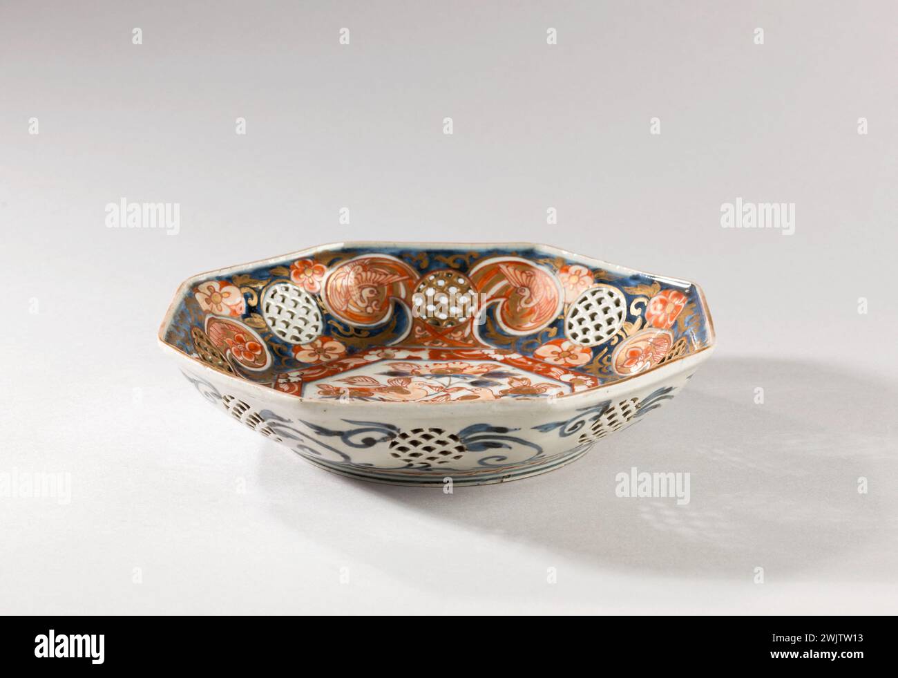 Anonymous. Imari decor hollow plate. Porcelain. 18th century. Museum of ...
