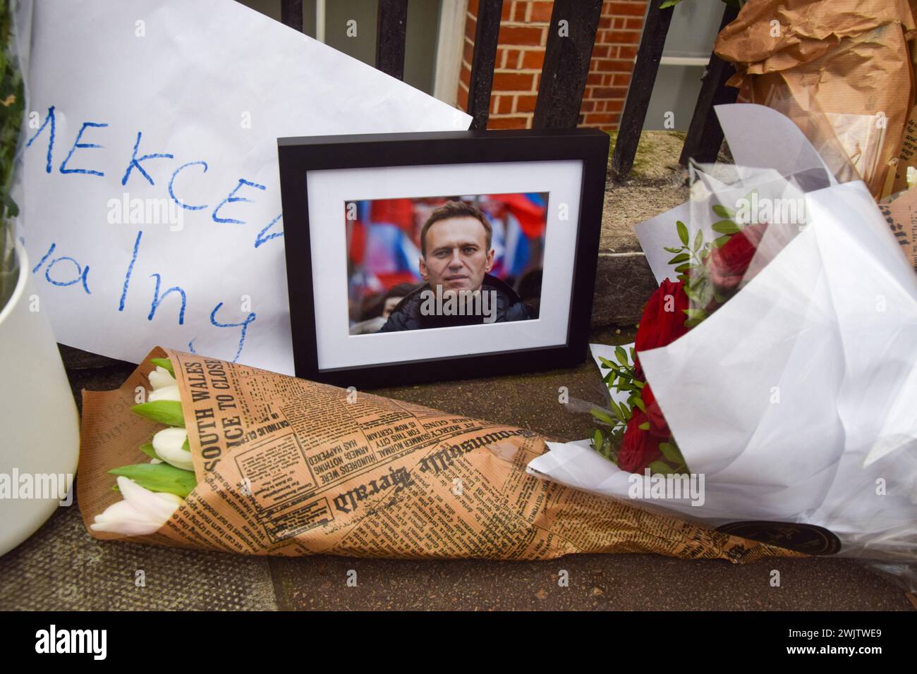 London, UK. 16th February 2024. Supporters of Alexei Navalny hold a ...
