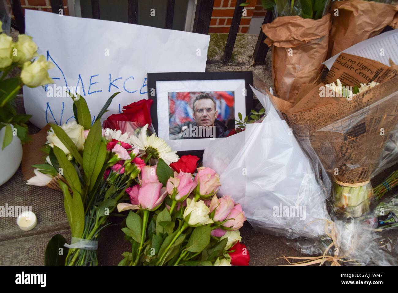 London, UK. 16th February 2024. Supporters of Alexei Navalny hold a ...