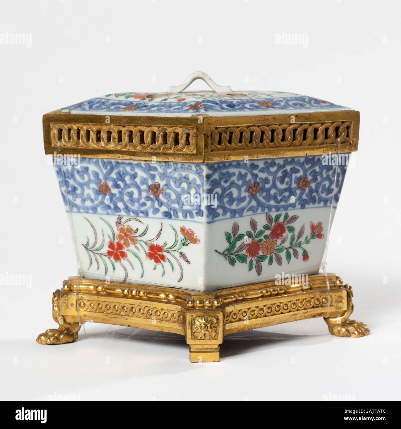 Anonymous. "Box covered with pacelaine -shaped shape". Porcelain. 1776 ...