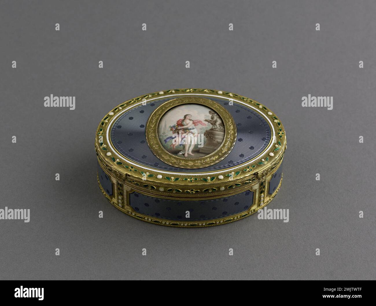 Emaille gris bleute hi-res stock photography and images - Alamy