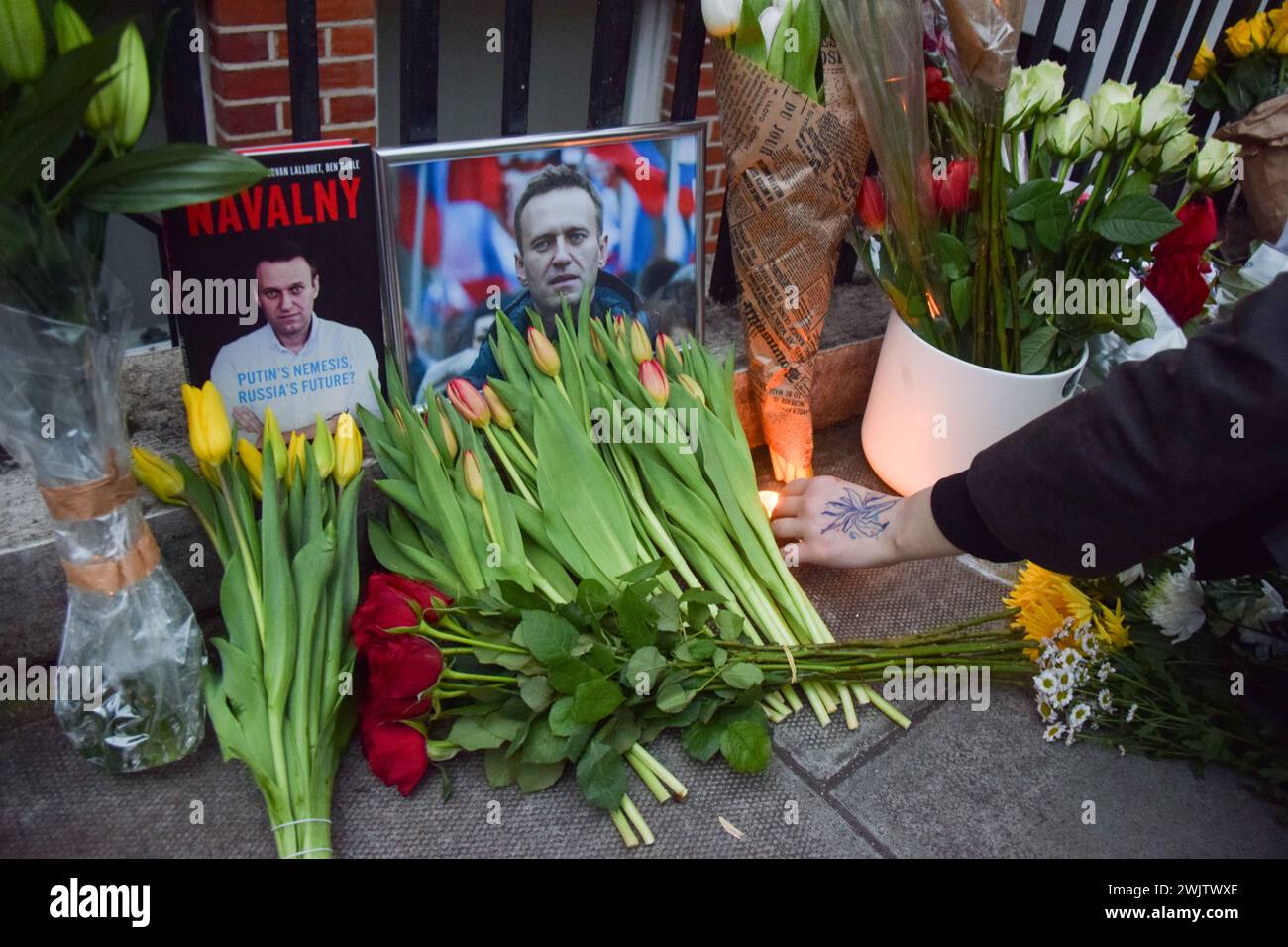 London, UK. 16th February 2024. Supporters of Alexei Navalny hold a ...