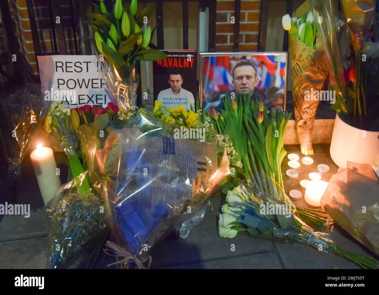 London, UK. 16th February 2024. Supporters of Alexei Navalny hold a ...