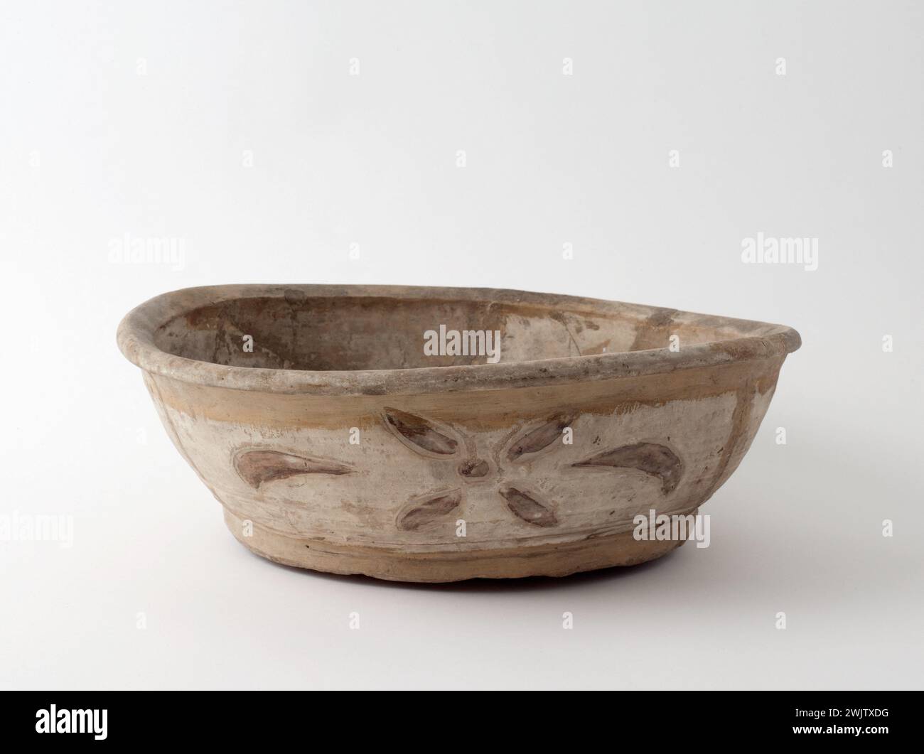Terracotta basin hi-res stock photography and images - Alamy