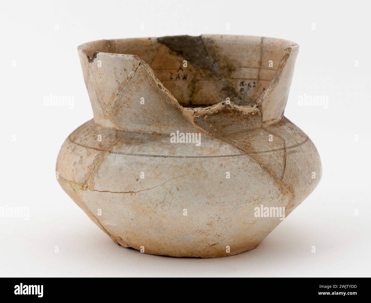 High Col Vas "Pot". Terracotta Blanche Transparent. Paris, Muse ...