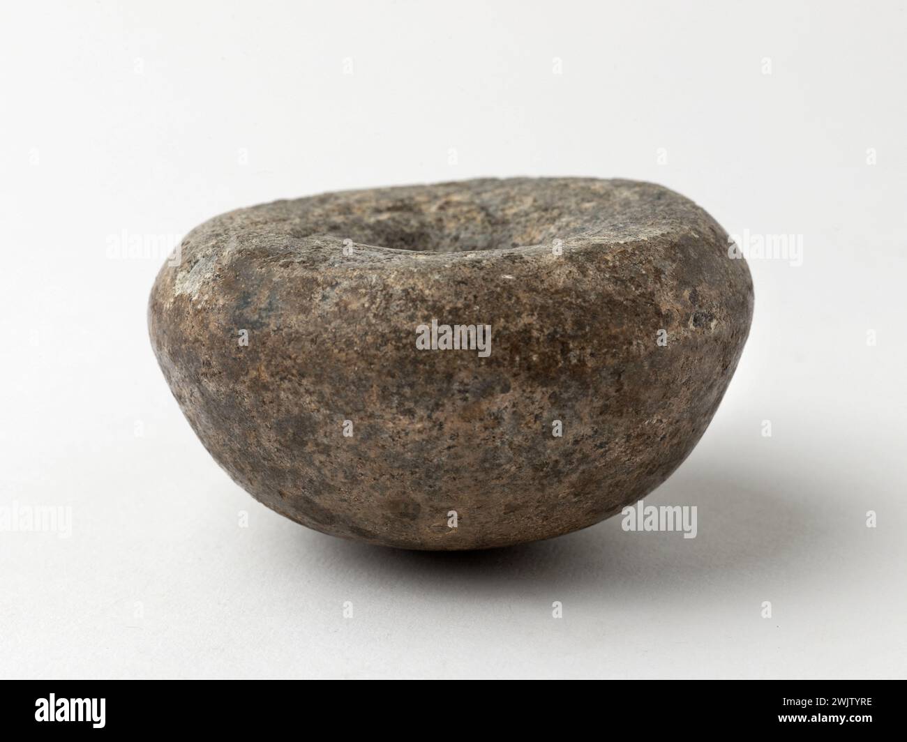 Fielding the linen. Glass, 900-1100. Paris, Carnavalet museum. 77959-10 ...