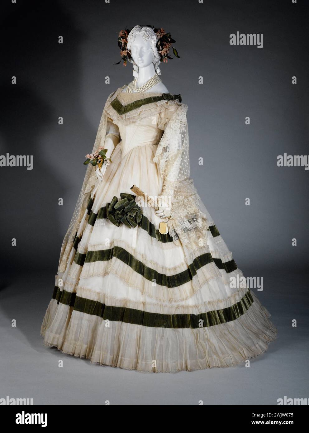 Evening dress in white Tarlatane, green chèvrefeuille hairstyle, fan ...