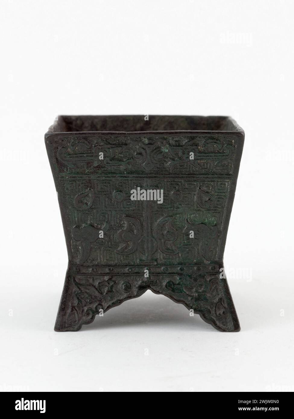 Tip. Bronze. China, 12th century. Paris, Cernuschi museum. 74290-27 ...