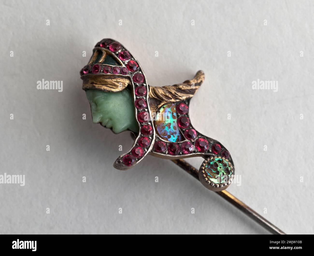 Henri-Ernest Dabault. "Tie Epingle". Jade, garnet and gold. Around 1900 ...