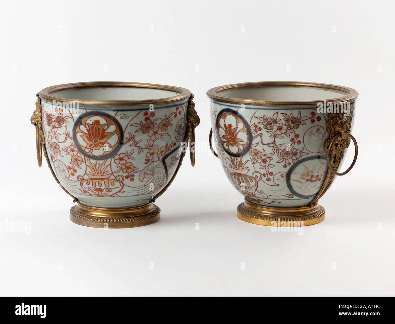 Anonymous. Bucket. Japan porcelain, gilded bronze, around 1720. Paris, Carnavalet museum. 77641 ...