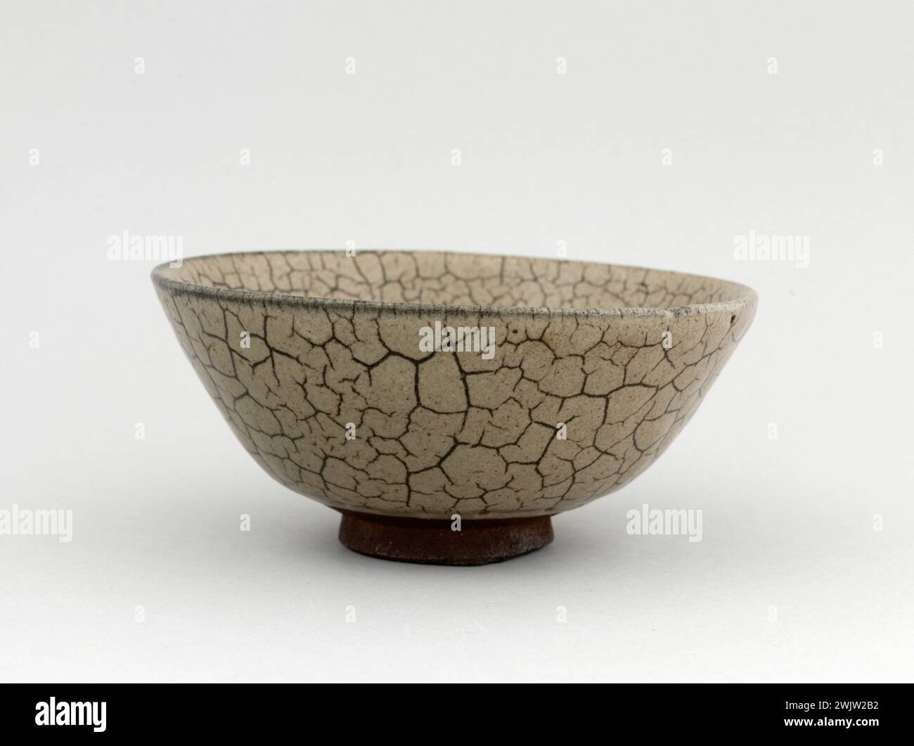 Covered tea bowl known as "white scorpion" (shirojakatsu-yu). Ceramic ...