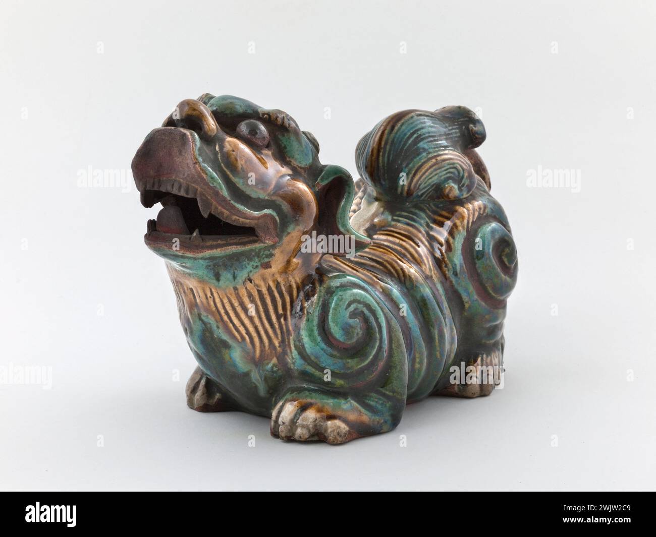 Lion. Terracotta with glazeurquoise, yellow and white. Paris, Cernuschi ...