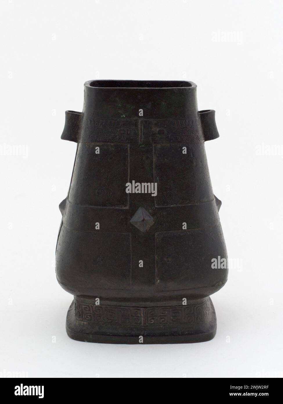 Vase hu. Bronze. China. Paris, Cernuschi museum. 70002-24 Anse, Chinese ...